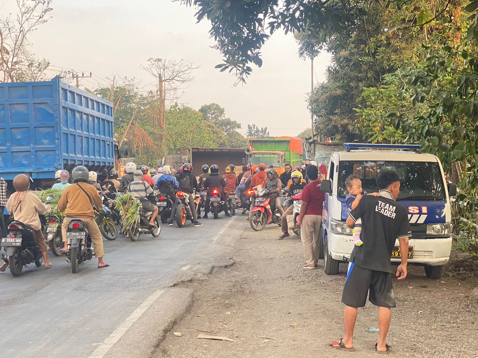 Truk Terguling, Lalu Lintas di Malasan Probolinggo Macet Total - Suara Surabaya