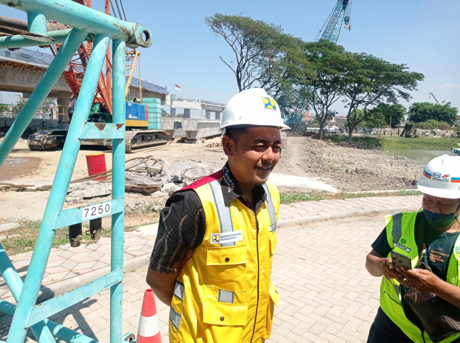 Pemasangan Girder Fly Over Aloha, Jalan Raya Waru Arah Sidoarjo Akan ...