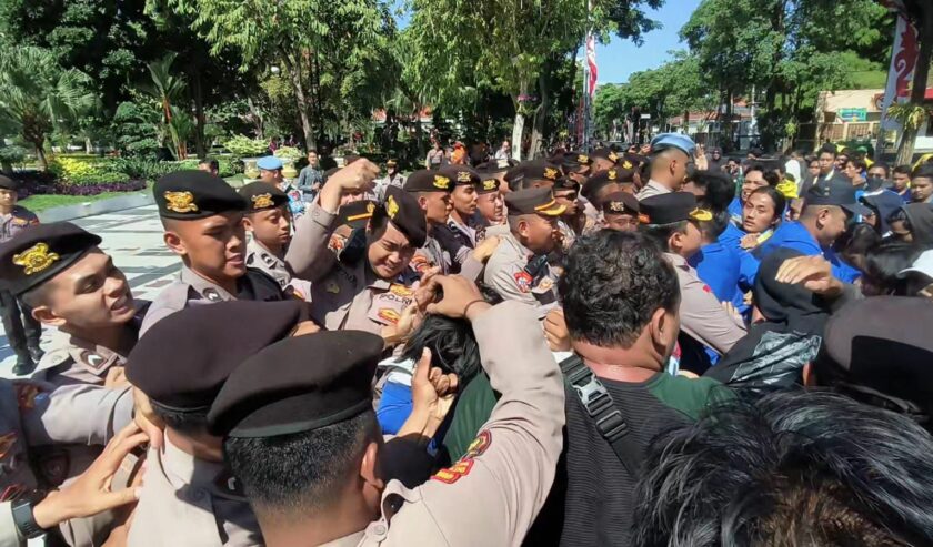 Aksi Demonstrasi Puluhan Mahasiswa PC PMII di Depan Balai Kota Surabaya ...
