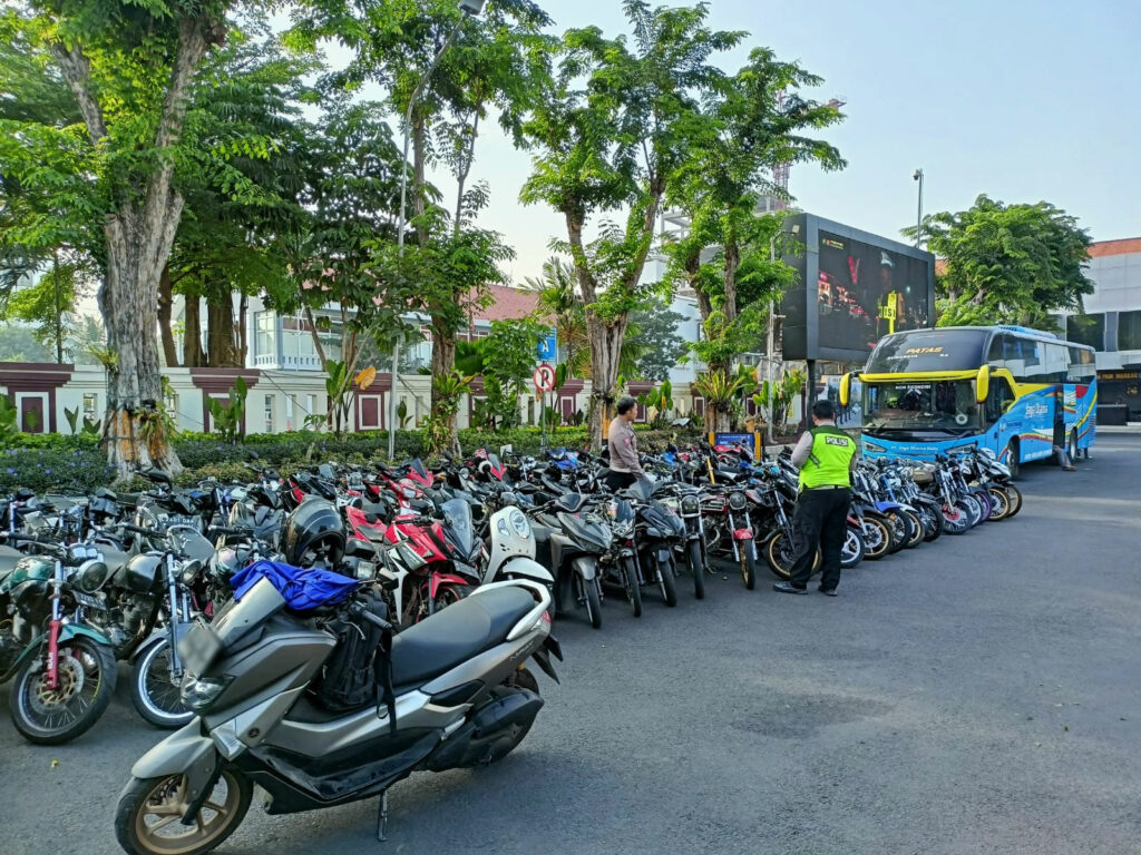 Polisi Amankan 110 Sepeda Motor yang Kebut-Kebutan di Surabaya ...