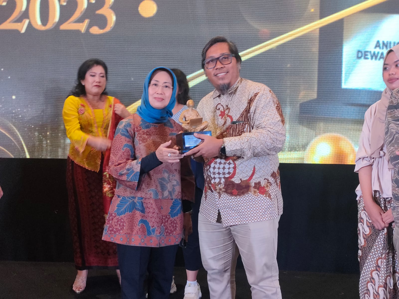 Pemberian Anugerah Dewan Pers 2023 untuk Suara Surabaya Media - Suara ...