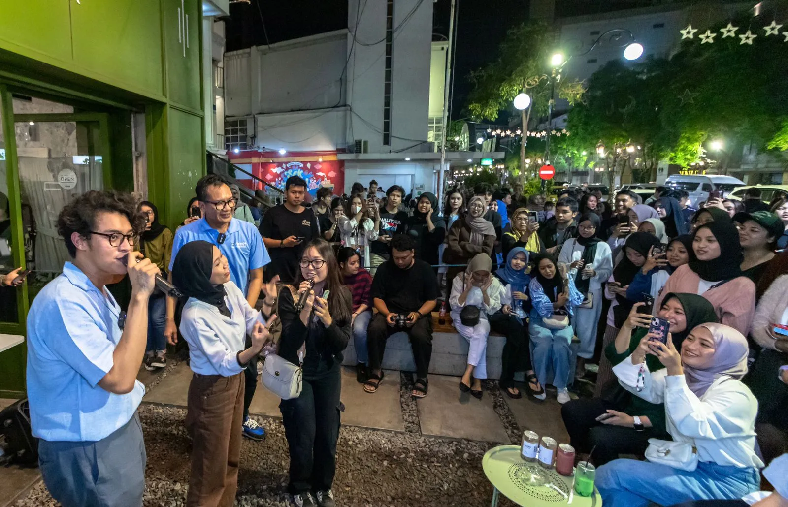 Ardhito Pramono Bikin Heboh usai Ngamen di Jalan Tunjungan - Suara Surabaya Ardhito Pramono Bikin Heboh usai Ngamen di Jalan Tunjungan - Suara Surabaya