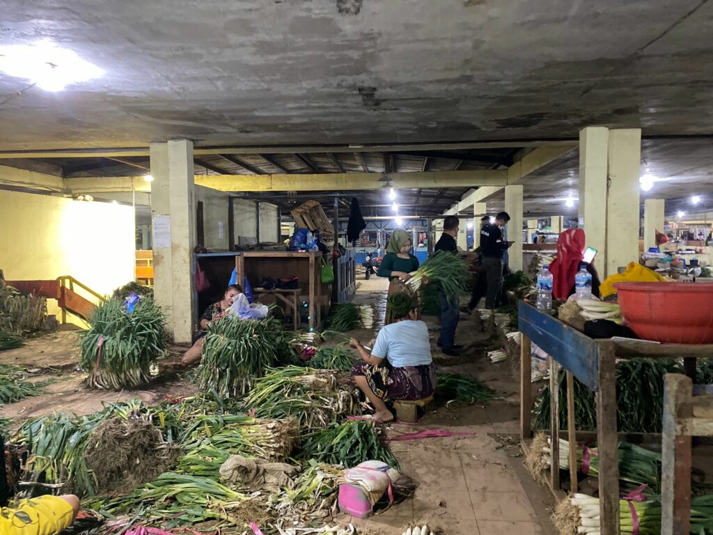 PD Pasar Surya Tertibkan Pedagang yang Jualan di Luar Pasar Keputran ...