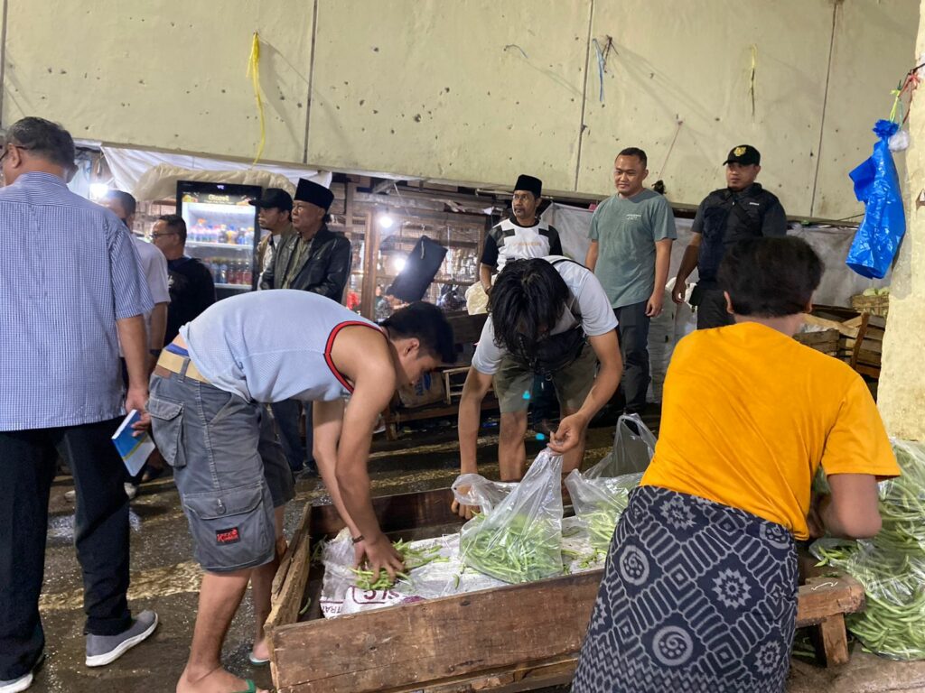 PD Pasar Surya Tertibkan Pedagang yang Jualan di Luar Pasar Keputran ...