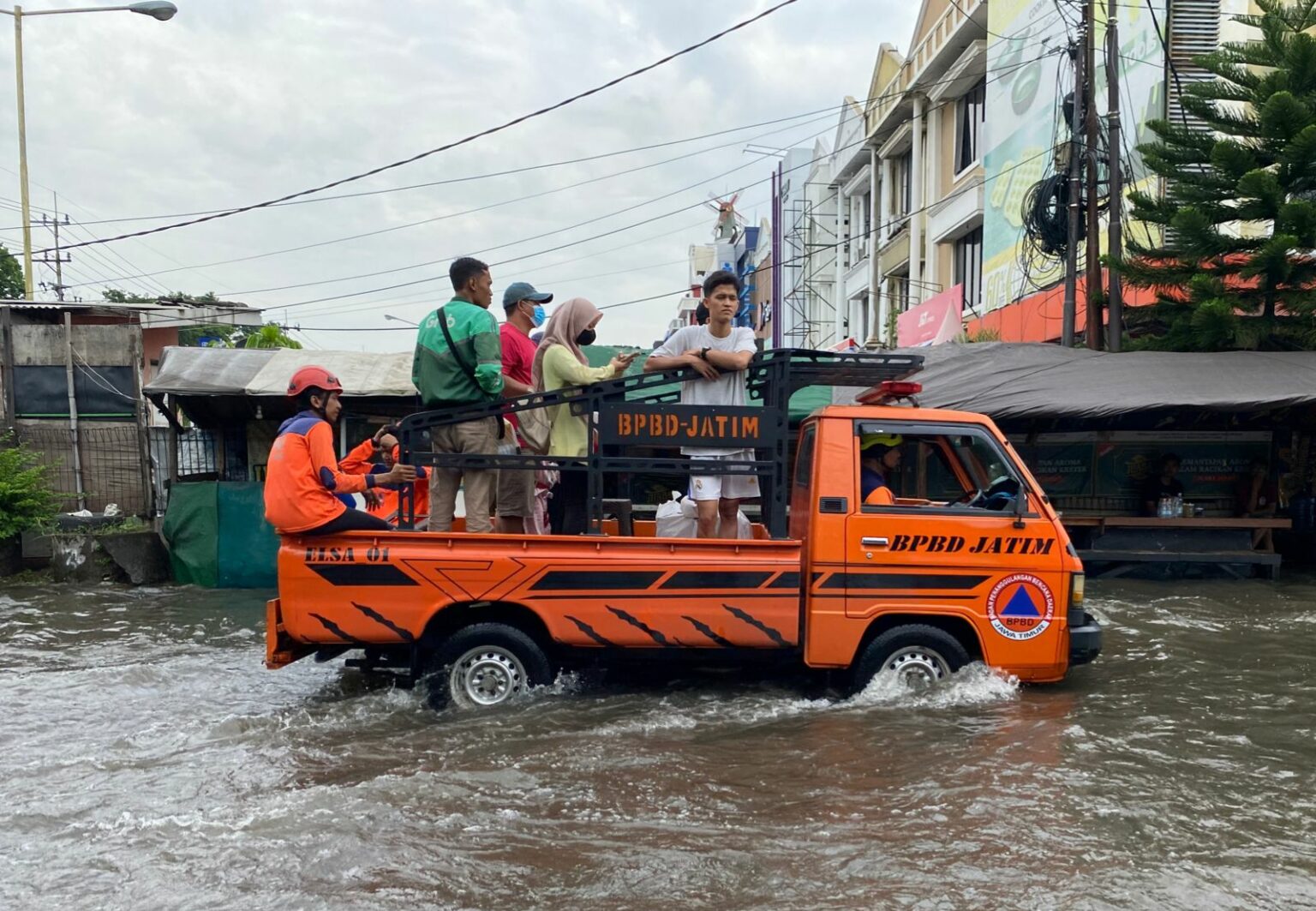 4000 KK di Sidoarjo Terdampak Banjir, BPBD Jatim Siagakan Posko Pengungsian - Suara Surabaya