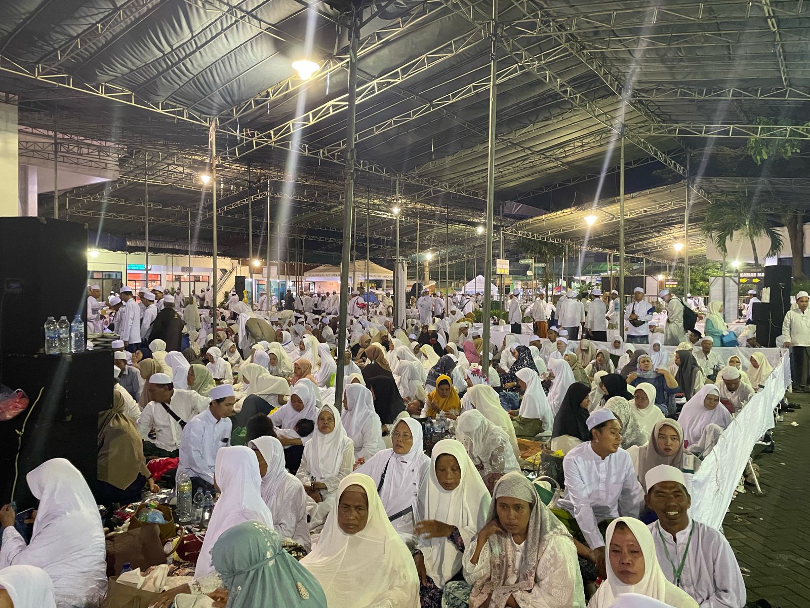 Jemaah Al-Khidmah Menghadiri Haul Akbar 2024 di Surabaya - Suara Surabaya