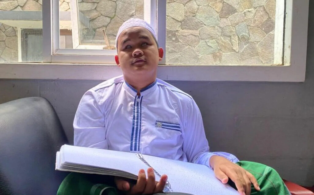 Tunanetra Bukan Halangan Untuk Belajar dan Menghafal Al-Quran - Suara ...