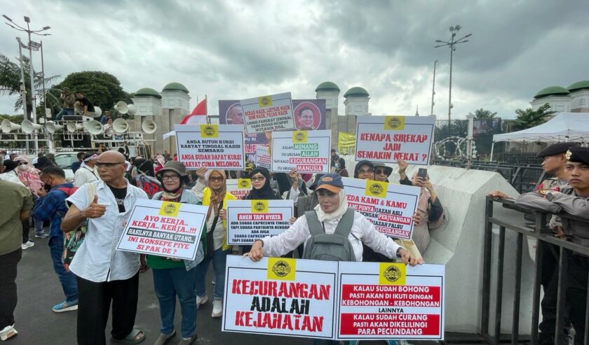 Gerakan Rakyat Selamatkan NKRI Unjuk Rasa di Gedung DPR RI - Suara Surabaya