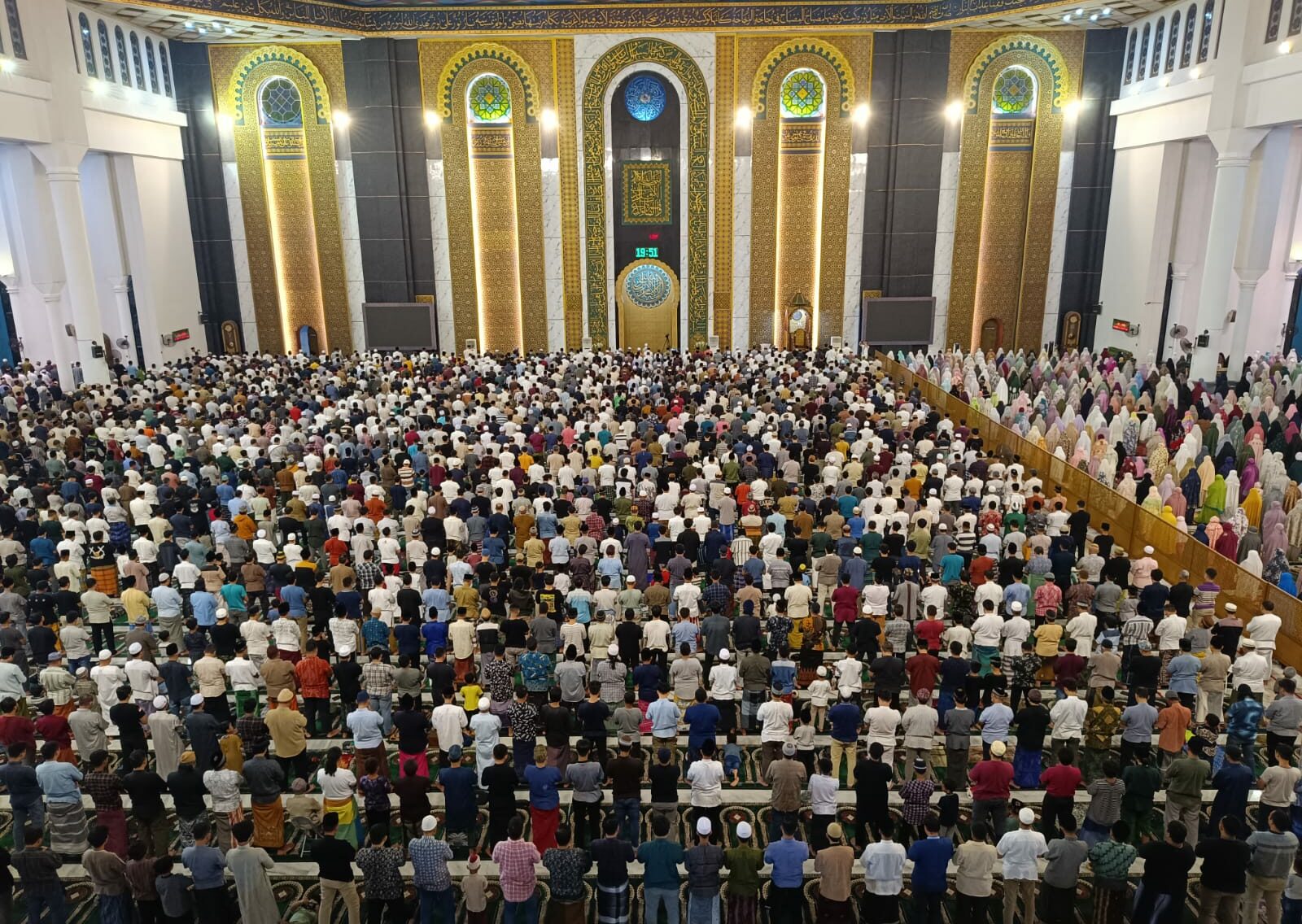 Tarawih Pertama di Masjid Al-Akbar Surabaya Tahun Ini