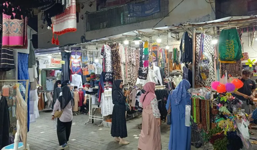 Busana Muslim di Pasar Ampel Diburu Pembeli - Suara Surabaya