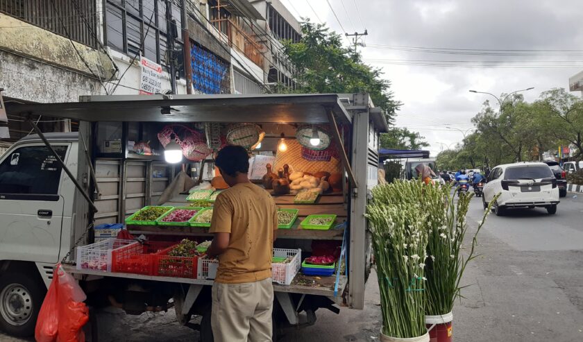 Tradisi Nyekar Sebelum Ramadan Untungkan Pedagang Bunga-Suara Surabaya