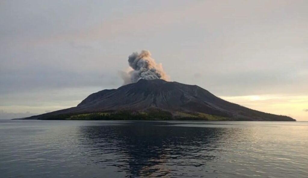 Erupsi Gunung Ruang – Suara Surabaya