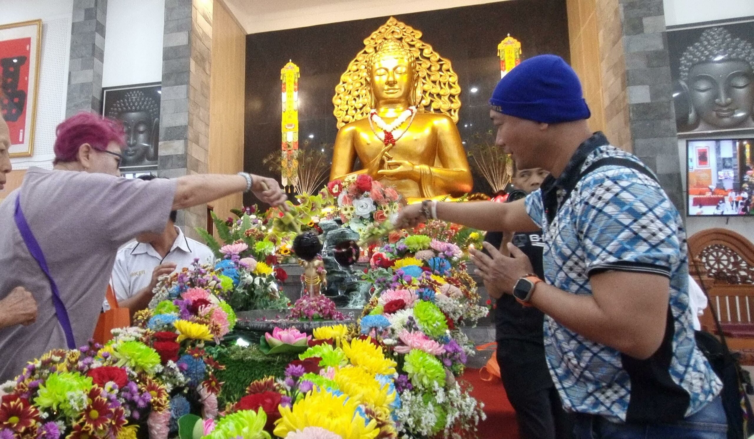 Perayaan Waisak di Wihara Buddhayana Dharmawira Centre - Suara Surabaya