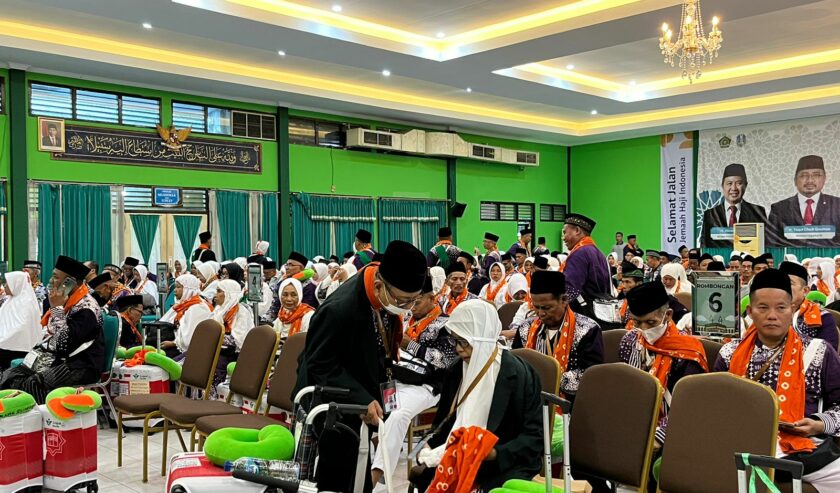 Jemaah Haji Kloter Awal Masuk Asrama Haji Surabaya - Suara Surabaya Jemaah Haji Kloter Awal Masuk Asrama Haji Surabaya - Suara Surabaya