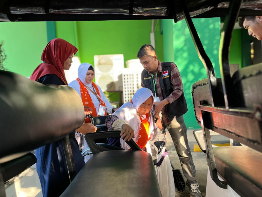 Jemaah Haji Kloter Awal Masuk Asrama Haji Surabaya - Suara Surabaya Jemaah Haji Kloter Awal Masuk Asrama Haji Surabaya - Suara Surabaya