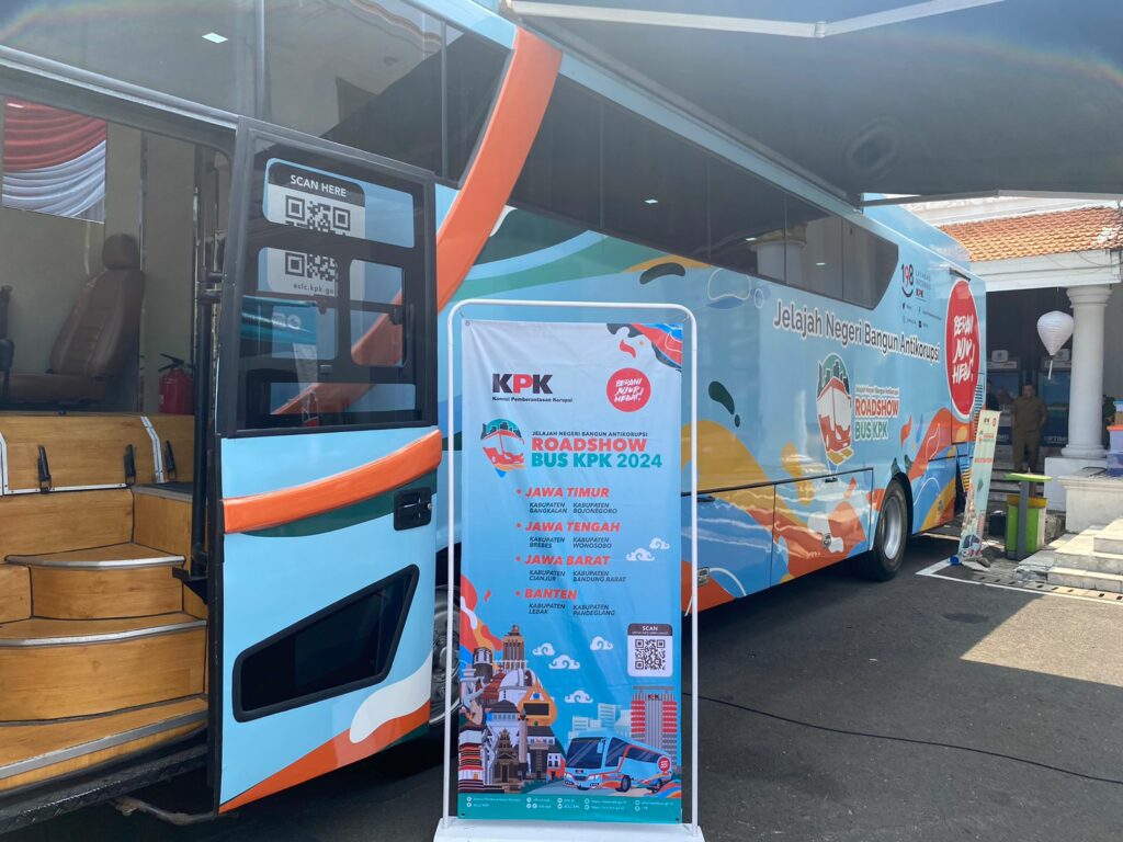 Pj Gubernur Jatim Dukung Roadshow Bus KPK 2024 untuk Sosialisasikan ...
