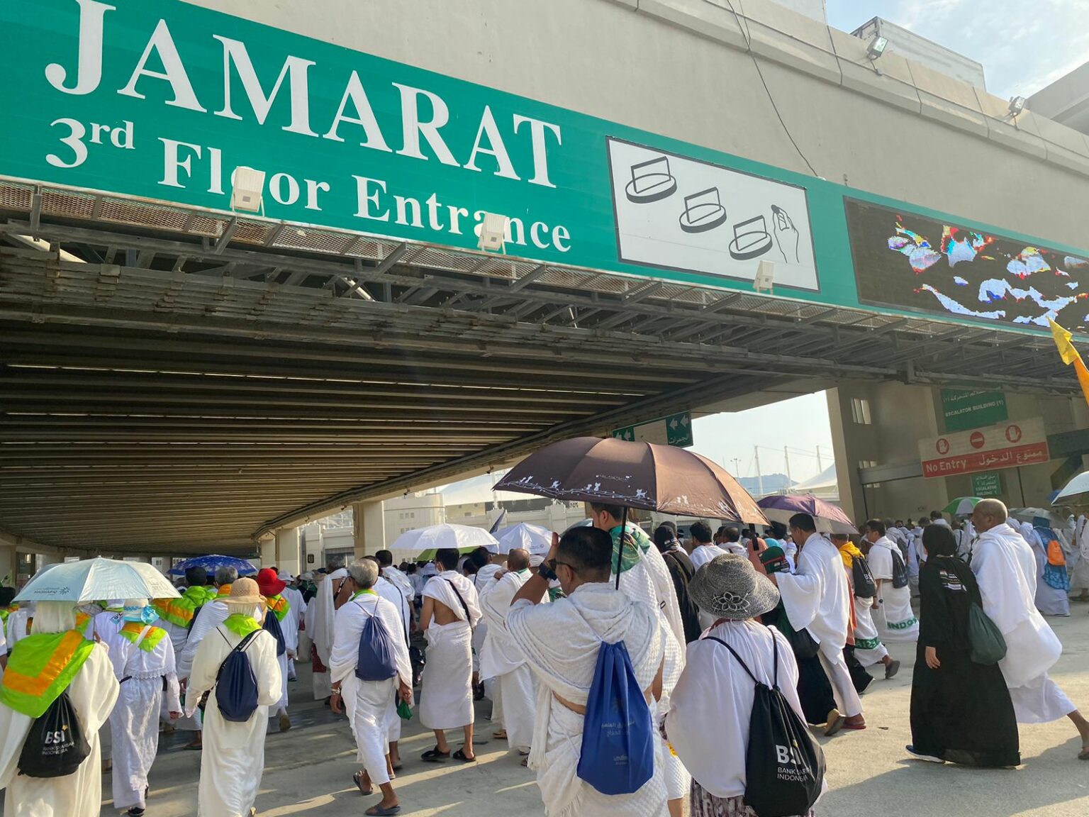 Jemaah Haji Indonesia Lempar Jumrah di Mina: Ikuti Jejak Nabi Ibrahim ...