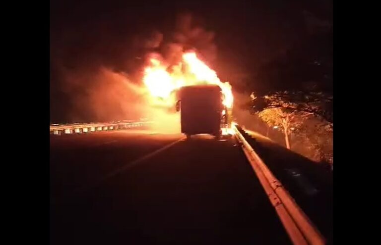 Bus Terbakar di Tol Jombang Diduga karena Korsleting Listrik - Suara Surabaya