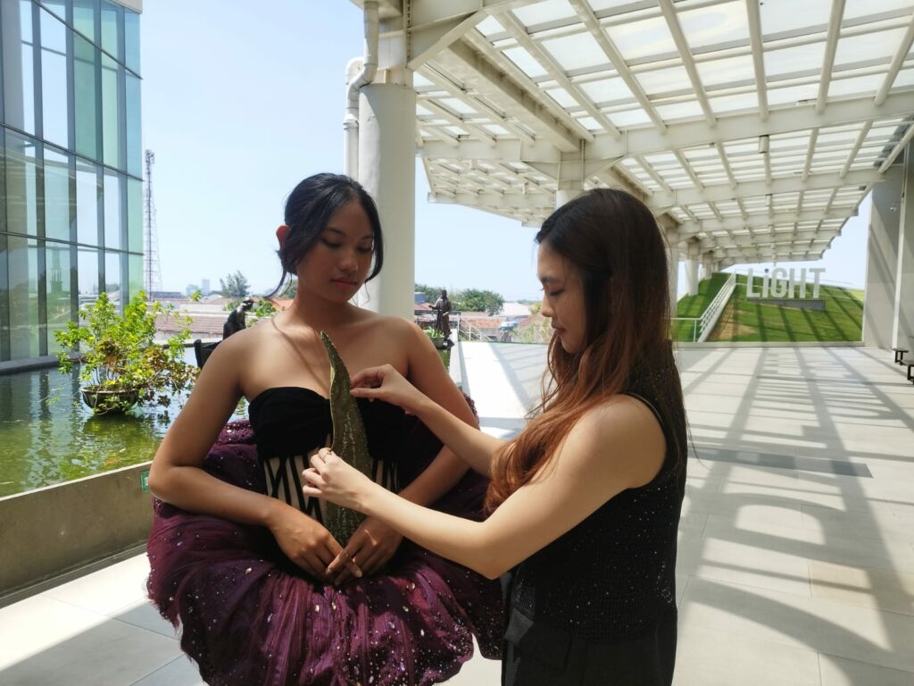 Bunga Titan Arum Jadi Tema Busana di Innofashion Show 2024 DFT Petra ...