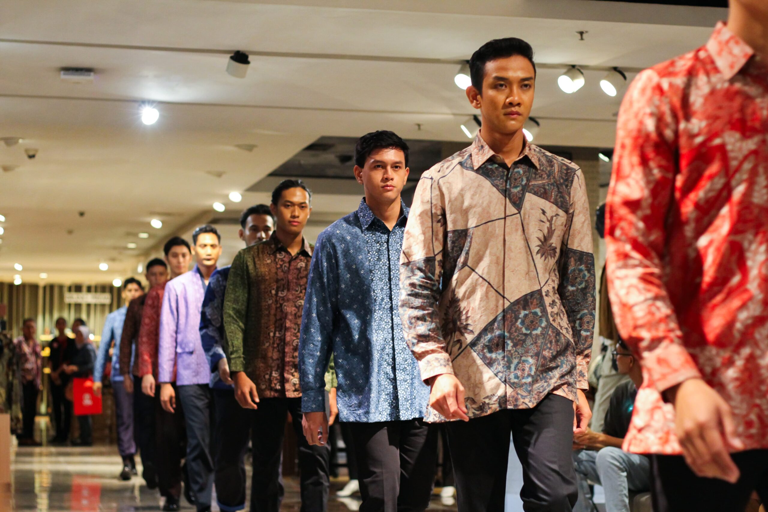 Fashion Show Batik Pria, Formal hingga Kasual Penuh Gaya - Suara Surabaya