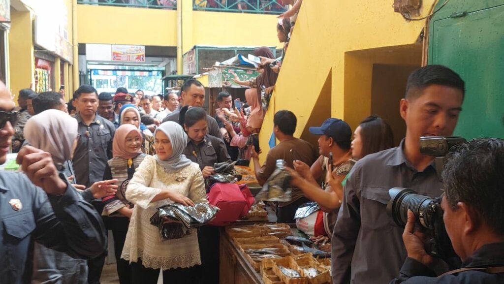 Jokowi-Iriana Kunjungi Pasar Soponyono Surabaya, Sekaligus Pamitan ...
