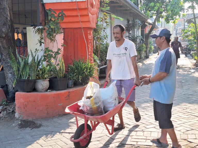 Warga Simo Gunung Barat Cegah Banjir dengan Ikut Kerja Bakti Surabaya ...