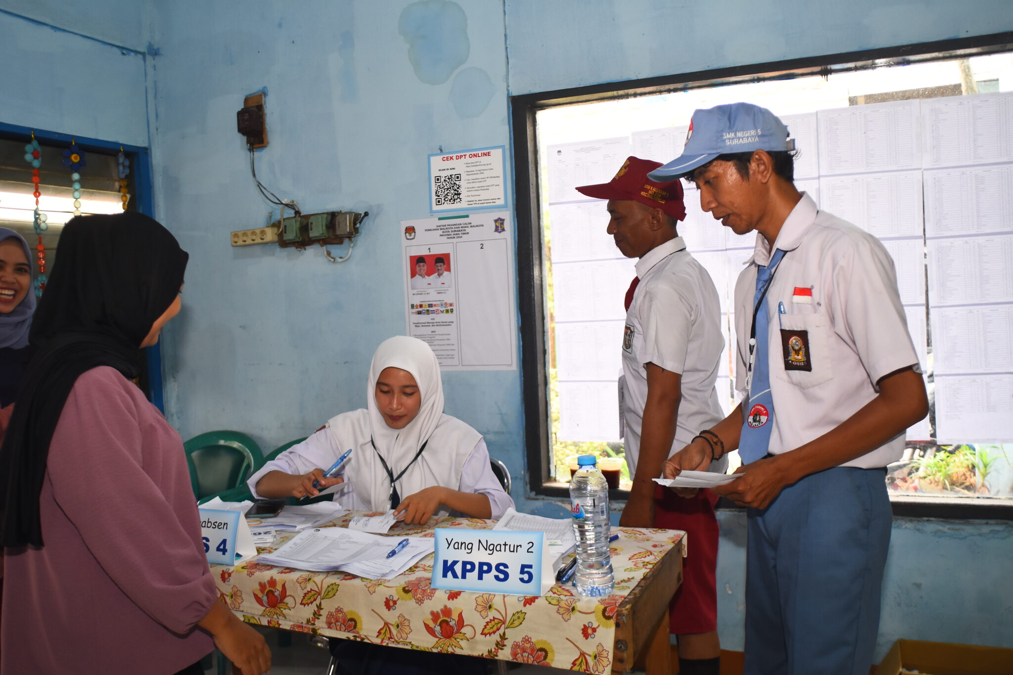 Peringati Hari Guru, Petugas KPPS TPS 17 Mojo Kompak Pakai Seragam ...