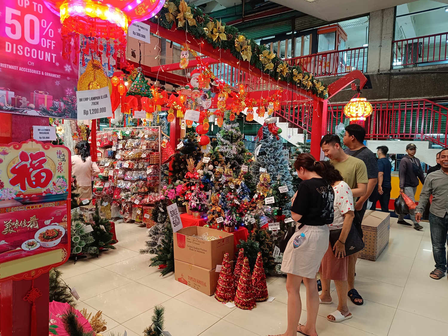 Penjualan Pernak-Pernik Natal di Pasar Atom Surabaya