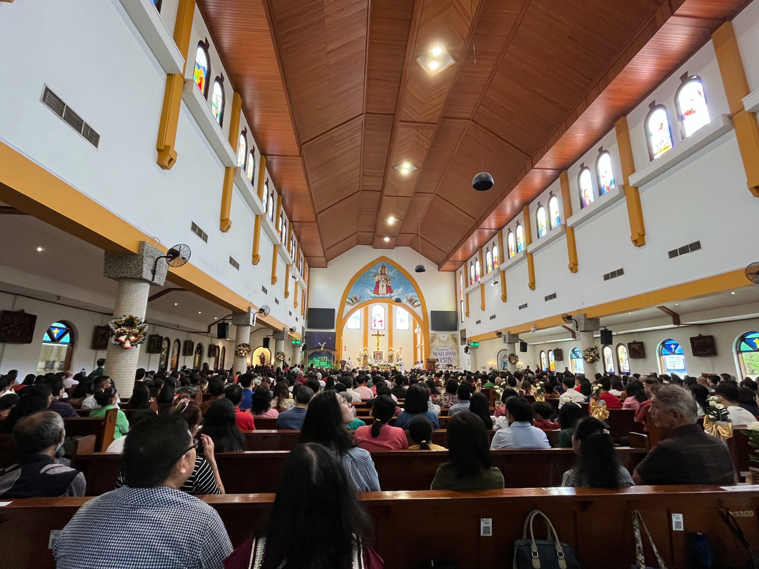 Misa Natal di Gereja Kristus Raja Surabaya - Suara Surabaya
