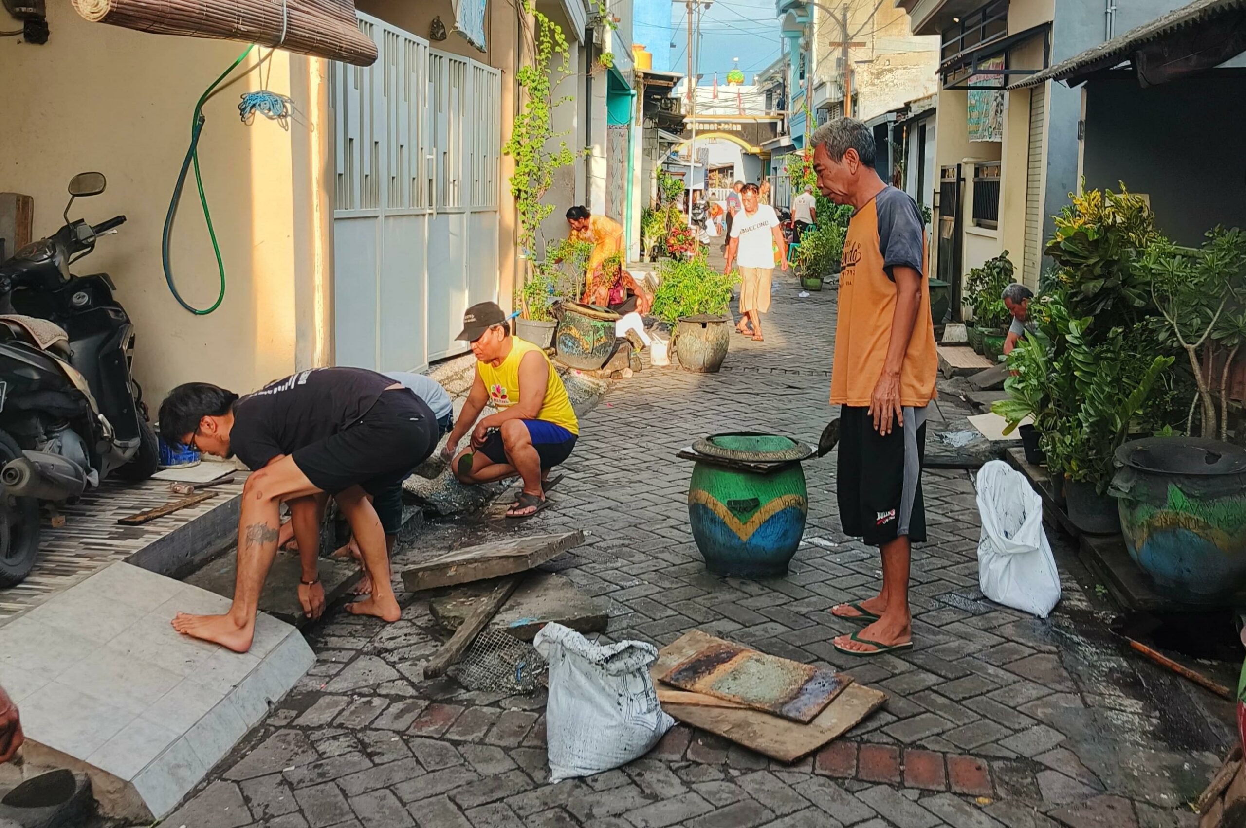 Warga RT 01 RW 12 Bendul Merisi Bersihkan Saluran Cegah DBD - Suara ...