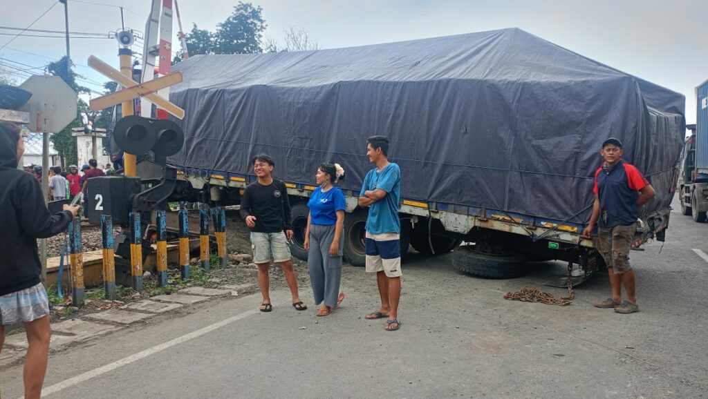 Truk Patah AS di Jalan Kolonel Sugiono Waru, Lalin Macet Sampai Surabaya dan 4 Perjalanan KA ...