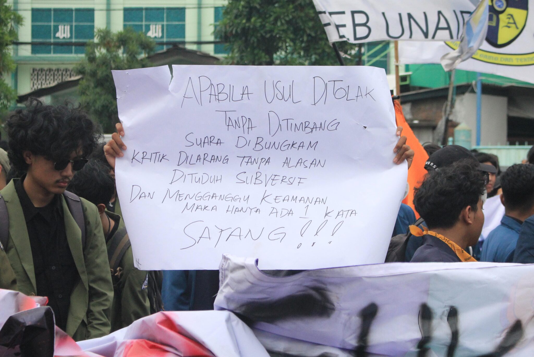 Ribuan Mahasiswa Demo di Depan DPRD Jatim, Tolak Efisiensi Anggaran Pendidikan hingga Tatib DPR ...