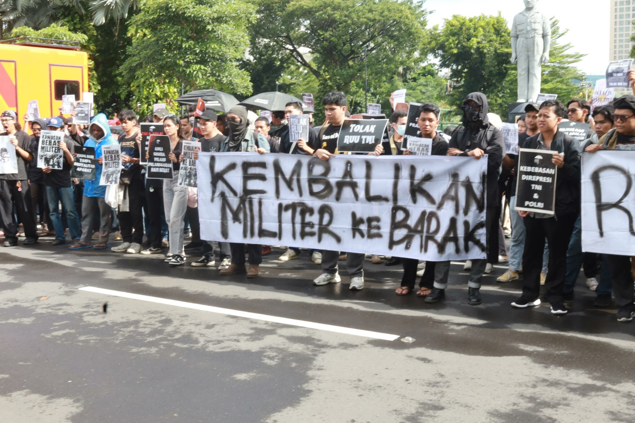 Aksi Tolak UU TNI Berlangsung di Grahadi, Bersamaan dengan Apel Pasukan ...