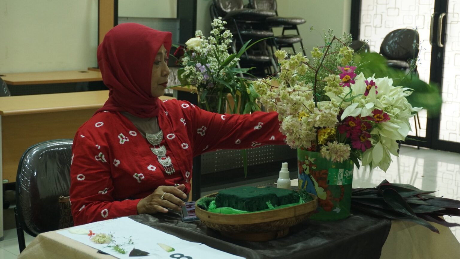 Kartini Masa Kini di PWI Jatim Unjuk Karya Melalui Lomba Rangkai Bunga ...