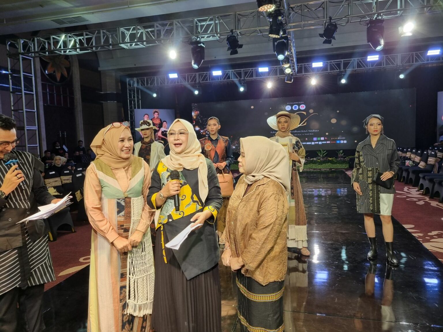 Persana Surabaya Ajak Pengrajin Menjaga Eksistensi Busana Wastra - Suara Surabaya