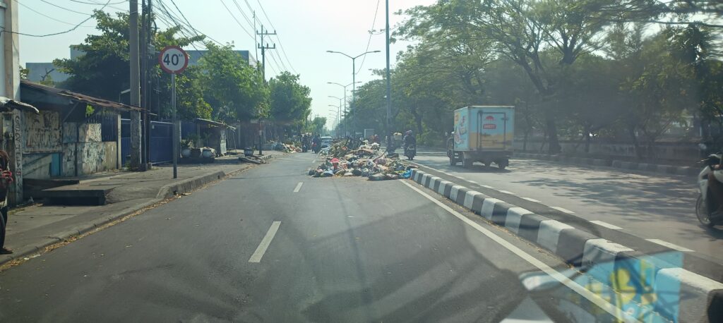 Sampah Kerja Bakti Menumpuk di Ratusan Titik, DLH Surabaya Target Rabu ...
