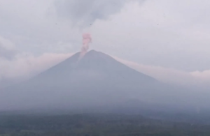 Gunung Semeru Erupsi, Kolom Letusan Capai 700 Meter di Atas Puncak ...