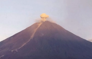 Gunung Semeru Erupsi, Kolom Letusan Capai 700 Meter di Atas Puncak ...