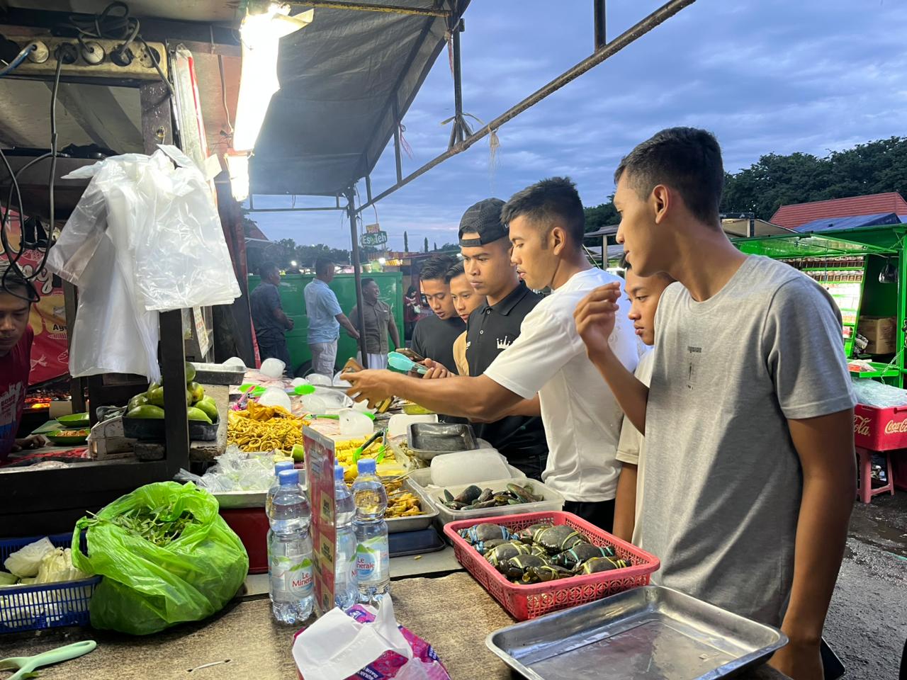 Pasar Malam Kodam Surabaya Jadi Magnet Pemburu Takjil di Bulan Ramadan ...