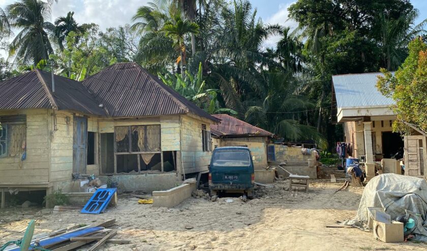 Aceh Tamiang Pascabanjir Bandang: Anak-Anak Bermain di Tenda, Orang Tua ...