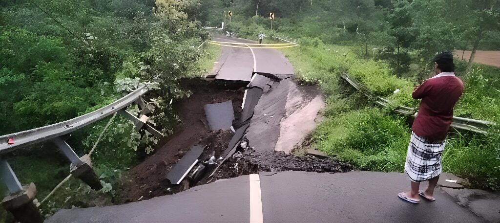 Jembatan di Lumbang Probolinggo Ambles, Akses Wisata Madakaripura ...