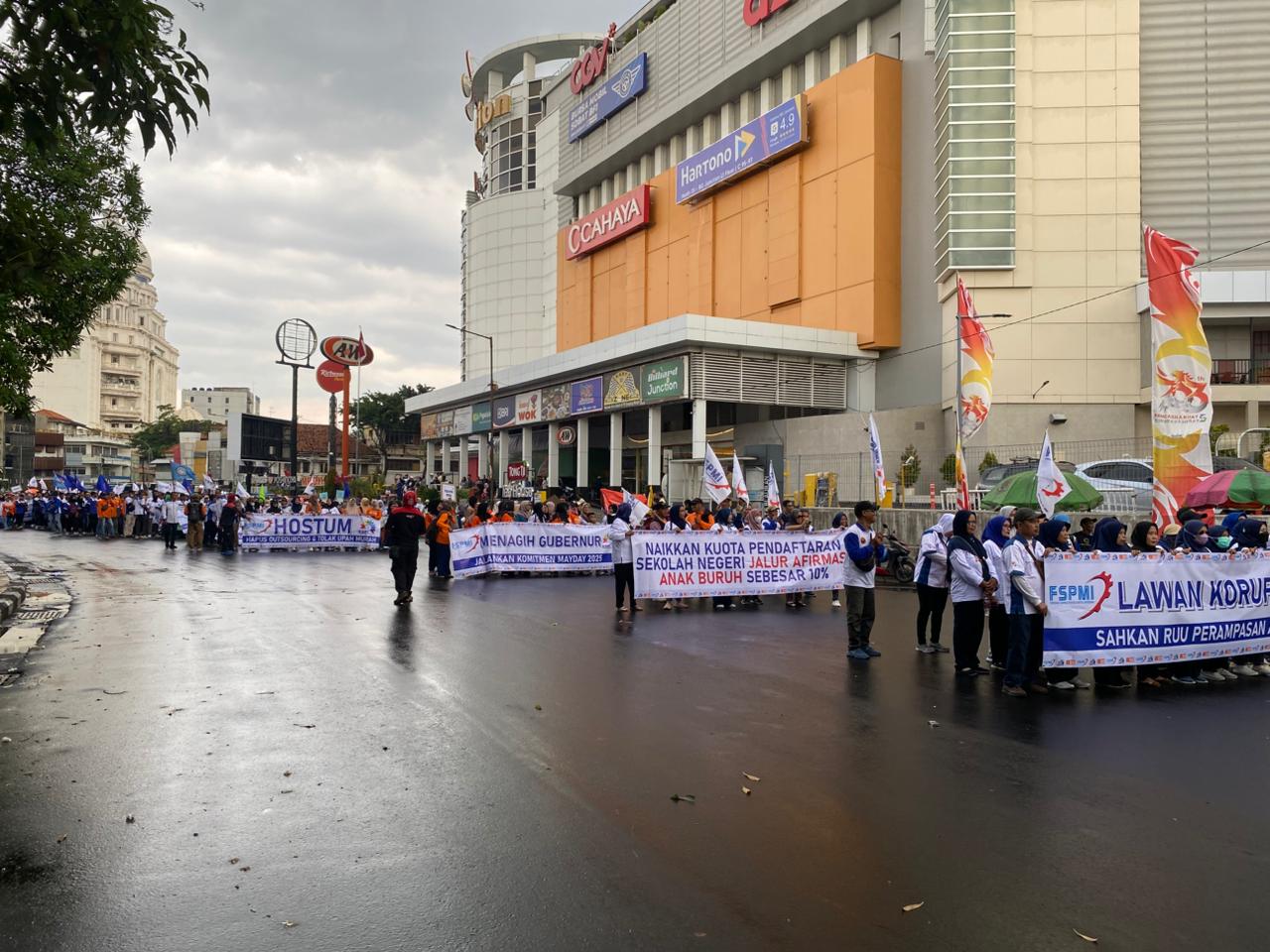 Ribuan Buruh Mulai Padati Jalan Bubutan, Bersiap Long March Menuju ...