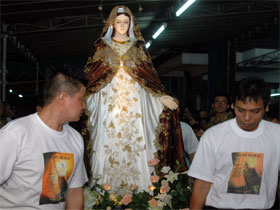 Sambut Bulan Maria Gelar Perarakan Patung Bunda Maria – Suara Surabaya