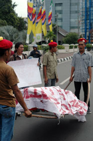 Gelar Aksi Tuntut Penuntasan Tragedi Mei 1998 – Suara Surabaya