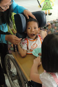 Teladani Santo Carolus, Undang Anak-anak Cacat – Suara Surabaya